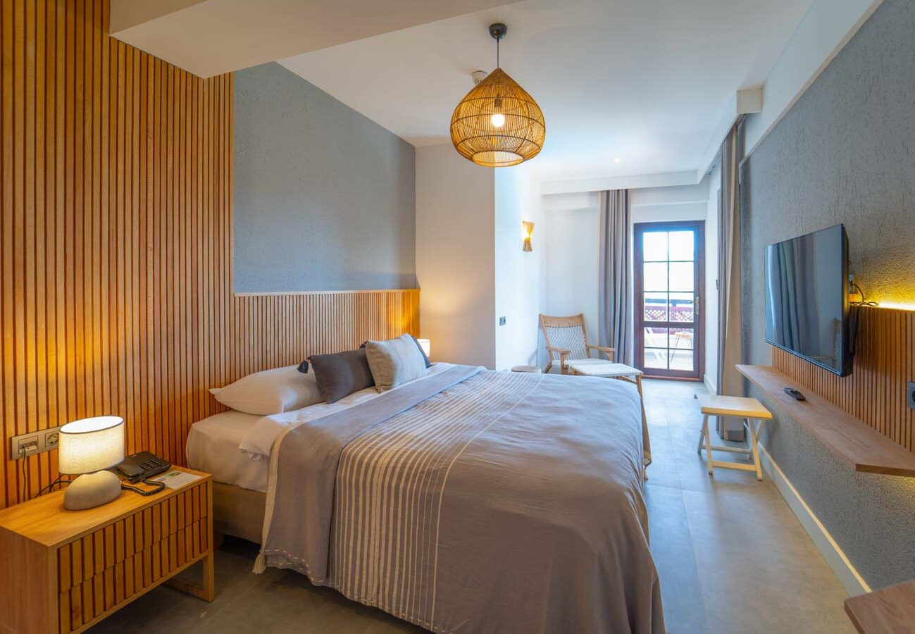 Deluxe Room - Rooms | Hotel Club-E